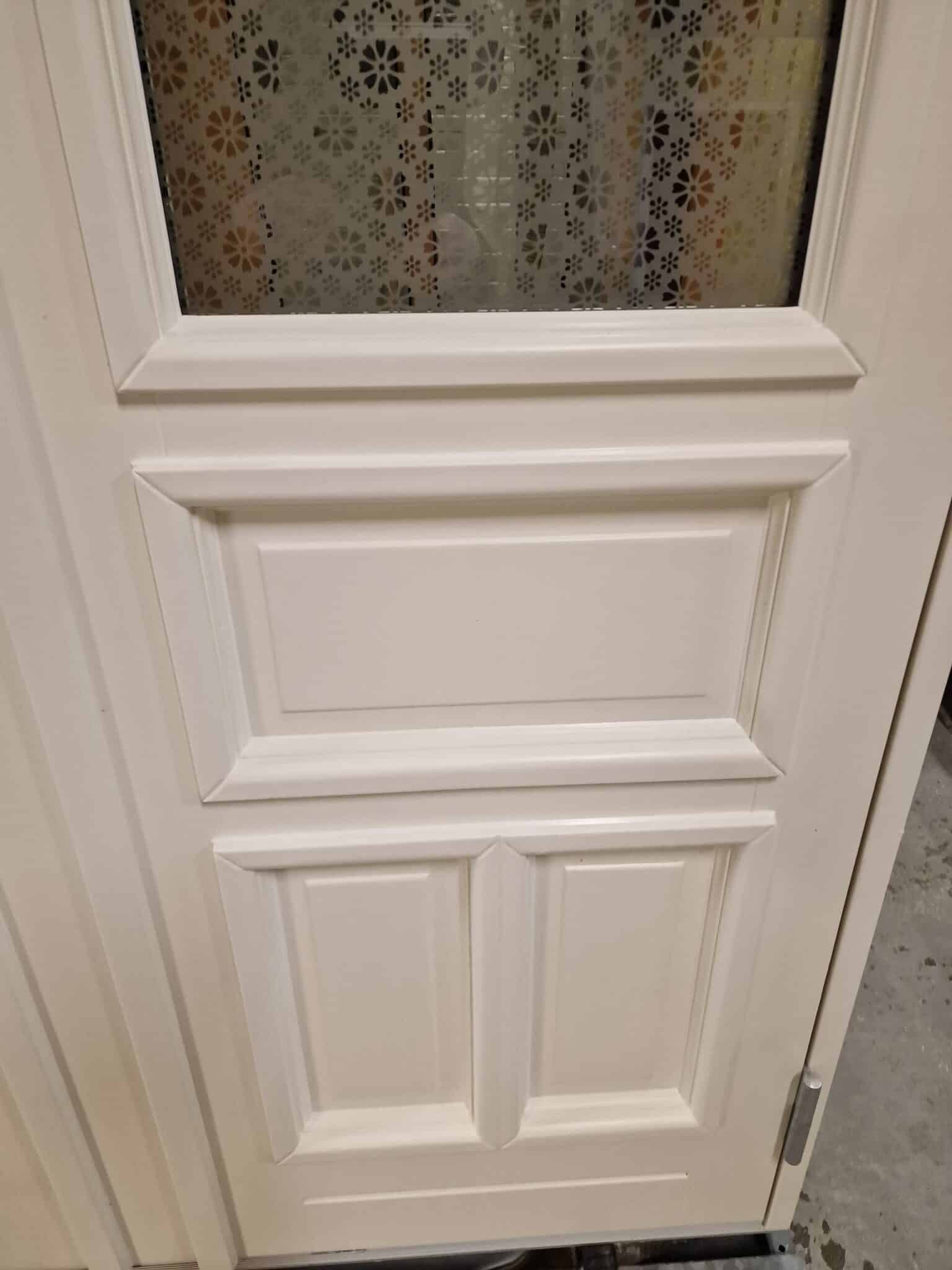 Entréport Antik vit helfransk dörr med ornamentsglas vårblomma